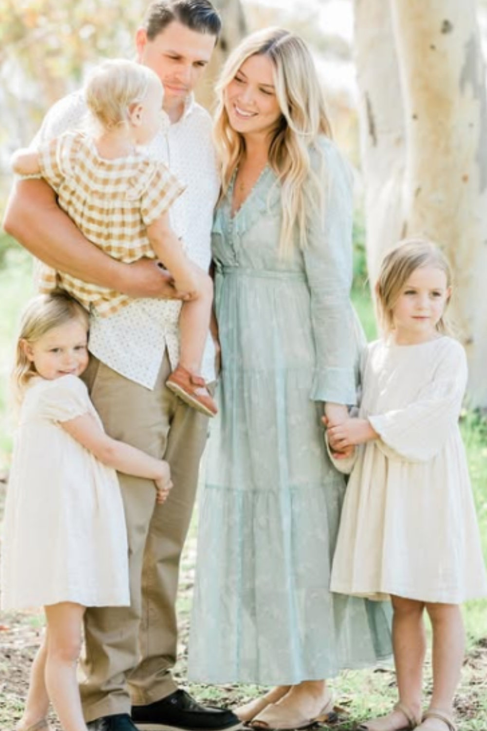 Best 4 Trending Neutral Family Photo Outfits for All Seasons - GemItaliano